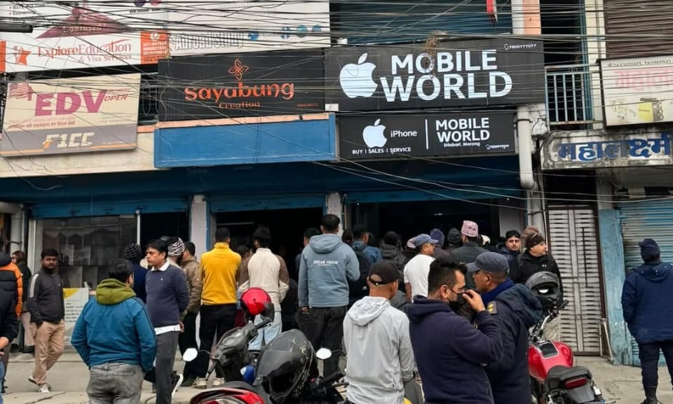 उर्लाबारीका आइफोन रिटेलर कार्कीको पसलबाट तीन करोड बढीको मोबाइल चोरी ...