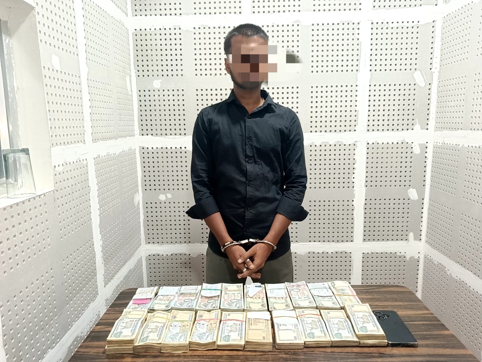 २८ लाखसहित पर्साबाट तीन जना हुण्डी कारोबारी पक्राउ | Himal Times